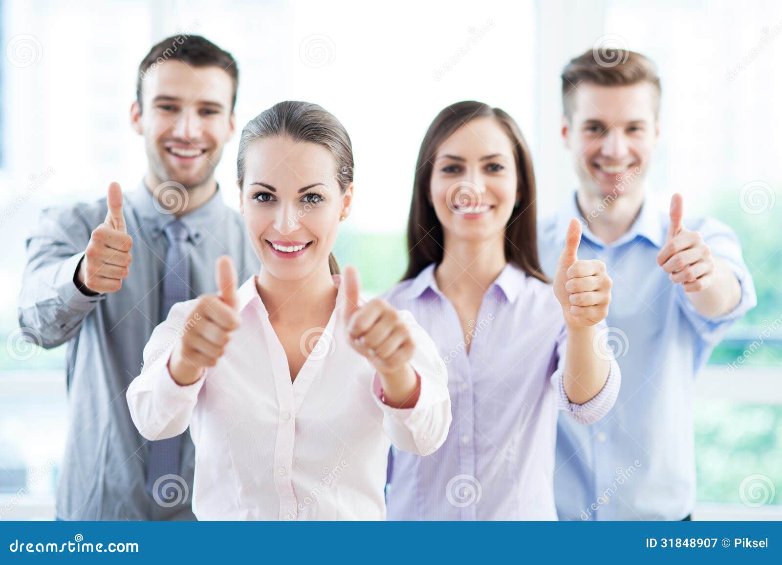 Mitarbeiter, Die Sich Daumen Zeigen Stockbild - Bild von mannschaft ...