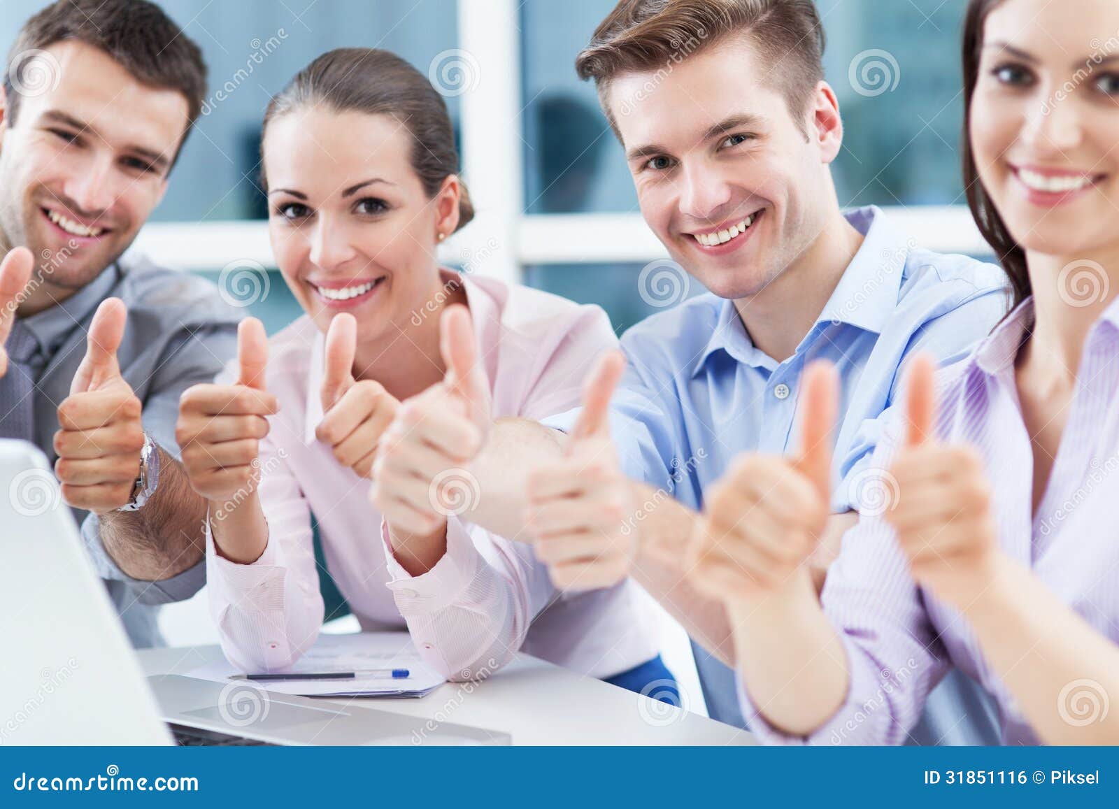 Mitarbeiter, Die Sich Daumen Zeigen Stockfoto - Bild von freude, leute ...