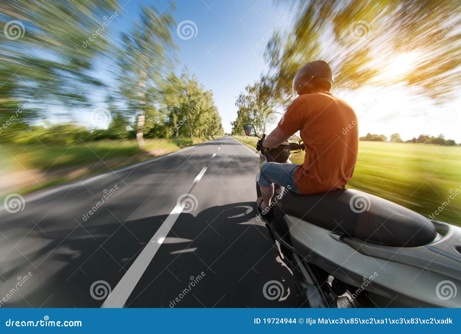 Mitfahrer Auf Rollermotorrad in Der Allee Stockfoto - Bild von allee ...