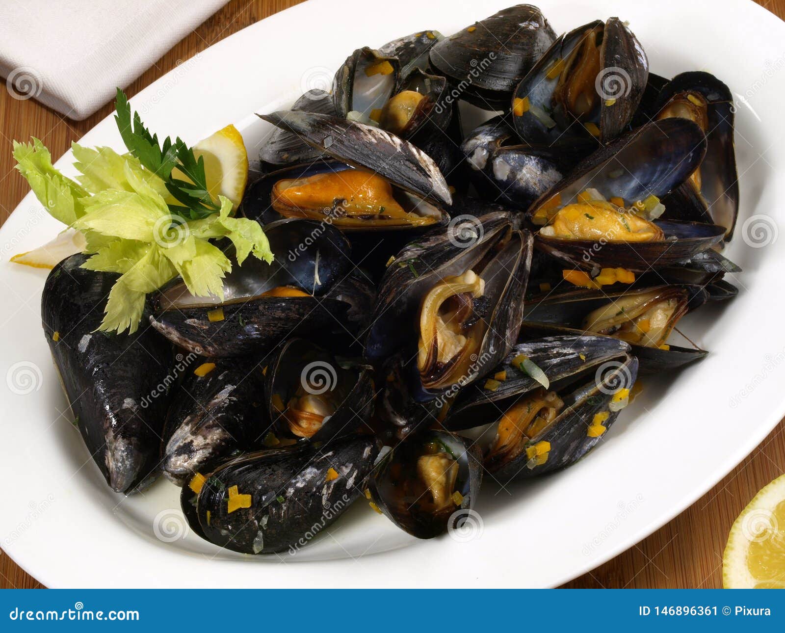 Mitilo comune su un piatto immagine stock. Immagine di animale - 146896361