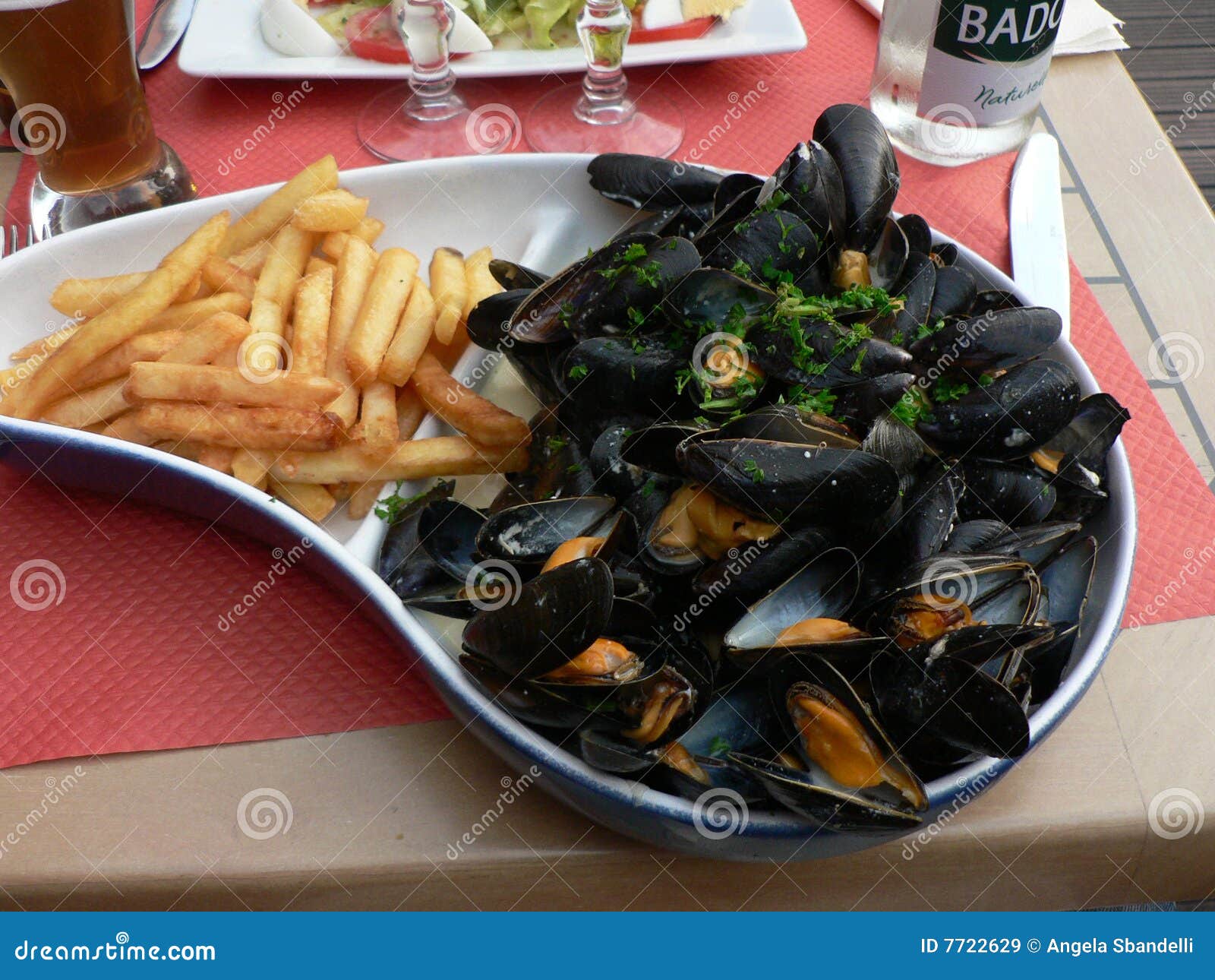 Mitilo e frites immagine stock. Immagine di coperture - 7722629