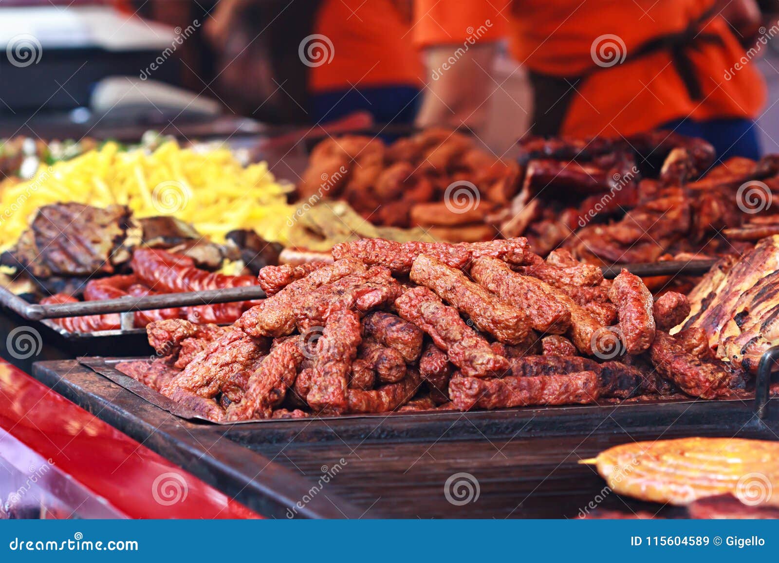 Mititei Rumano Tradicional En Parrilla Imagen de archivo - Imagen de ...