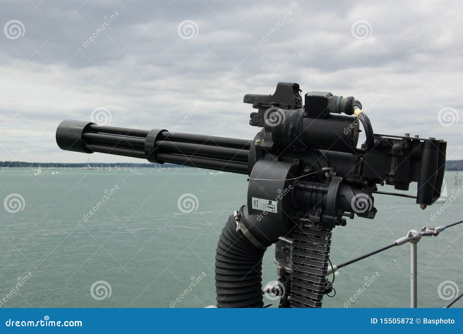 Mitragliatrice sulla nave fotografia stock. Immagine di militare - 15505872