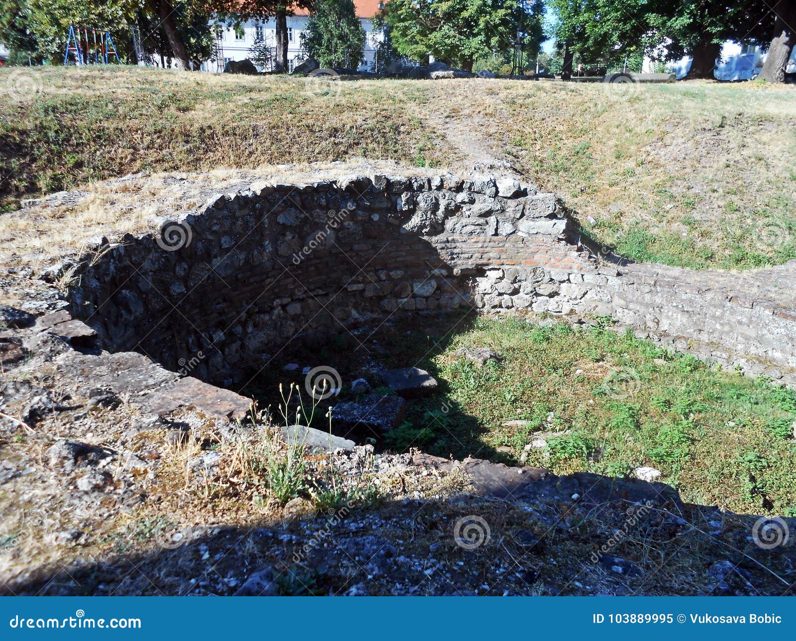 Mitrovica sirmium-Sremska stock afbeelding. Image of muur - 103889995