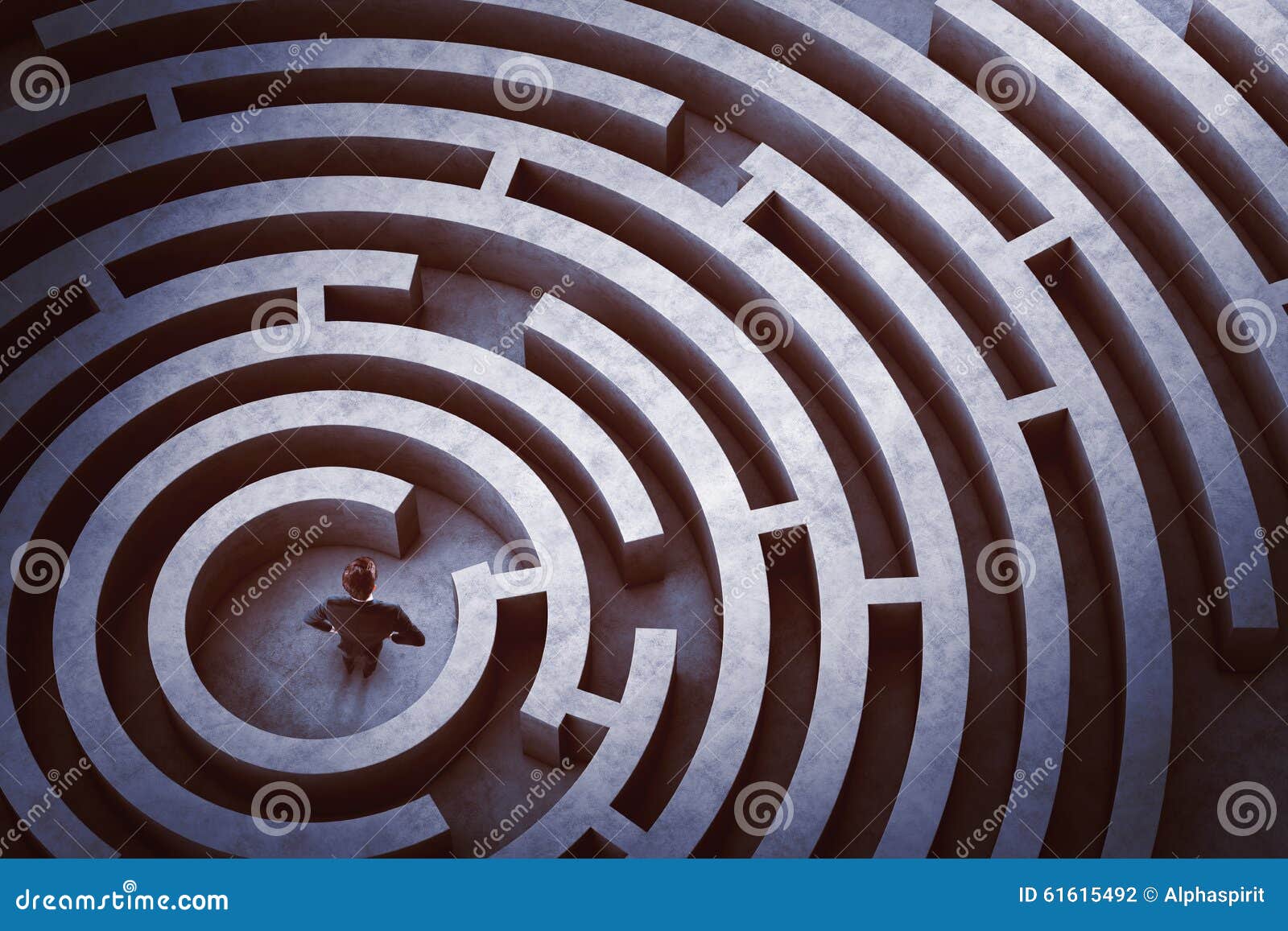 Mitt av en labyrint arkivfoto. Bild av förvirrad, bana - 61615492