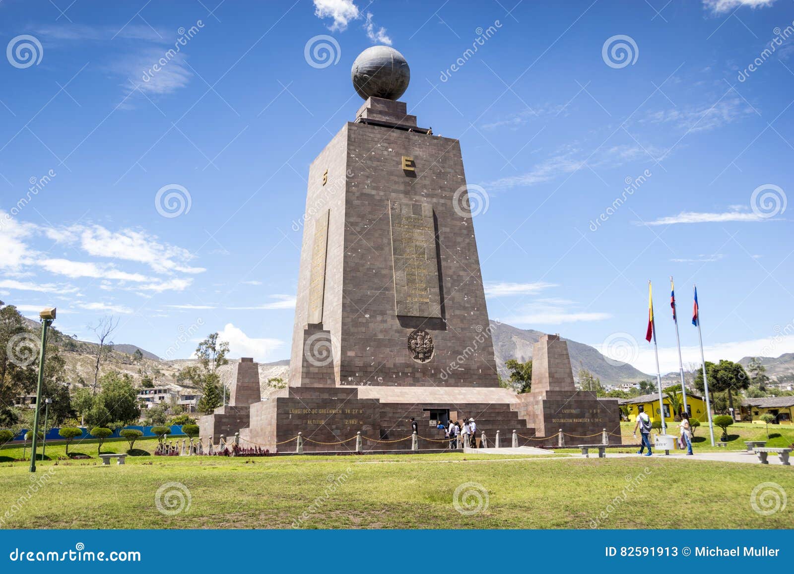Mitte Des Weltmonuments in Ecuador Redaktionelles Stockfoto - Bild von ...