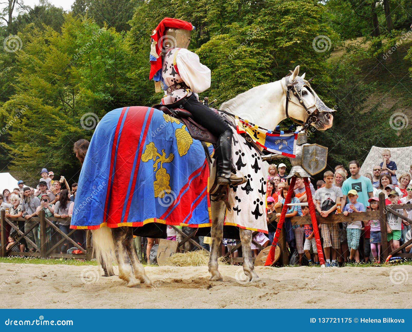 Mittelalterliche Ritter Auf Pferden, Kampf Redaktionelles Bild - Bild ...