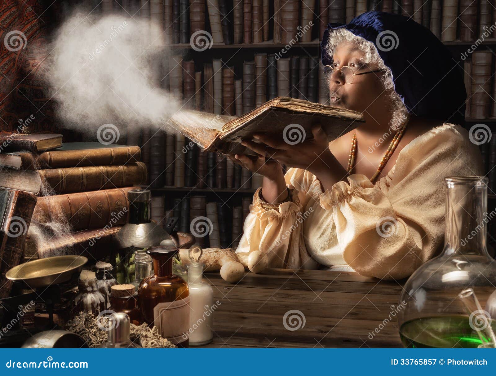Mittelalterlicher Alchemist Stockbild - Bild von literatur, antike ...