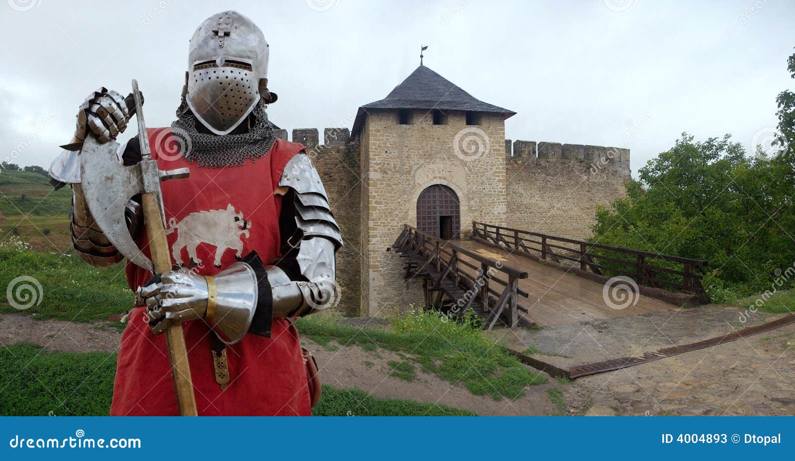 Mittelalterlicher Ritter Im Schloss Stockbild - Bild von metall, schild ...