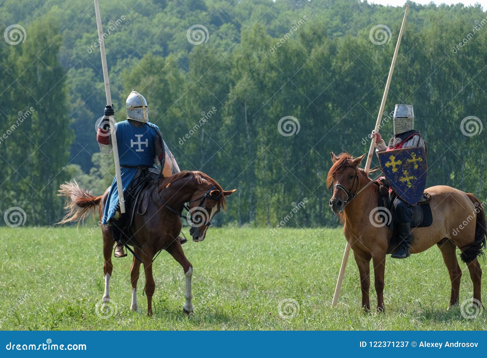Mittelalterlicher Ritter Mit Einer Stange, Die Ein Pferd Reitet ...