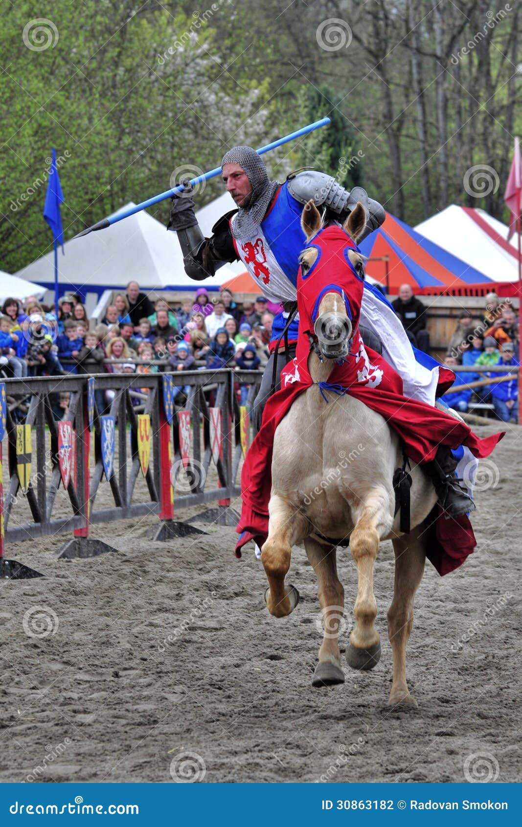 Mittelalterlicher Ritter Zu Pferd Stockfoto - Bild von galopp ...