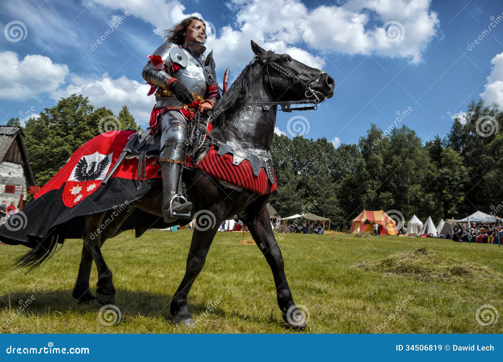 Mittelalterlicher Ritter Zu Pferd Redaktionelles Stockbild - Bild von ...