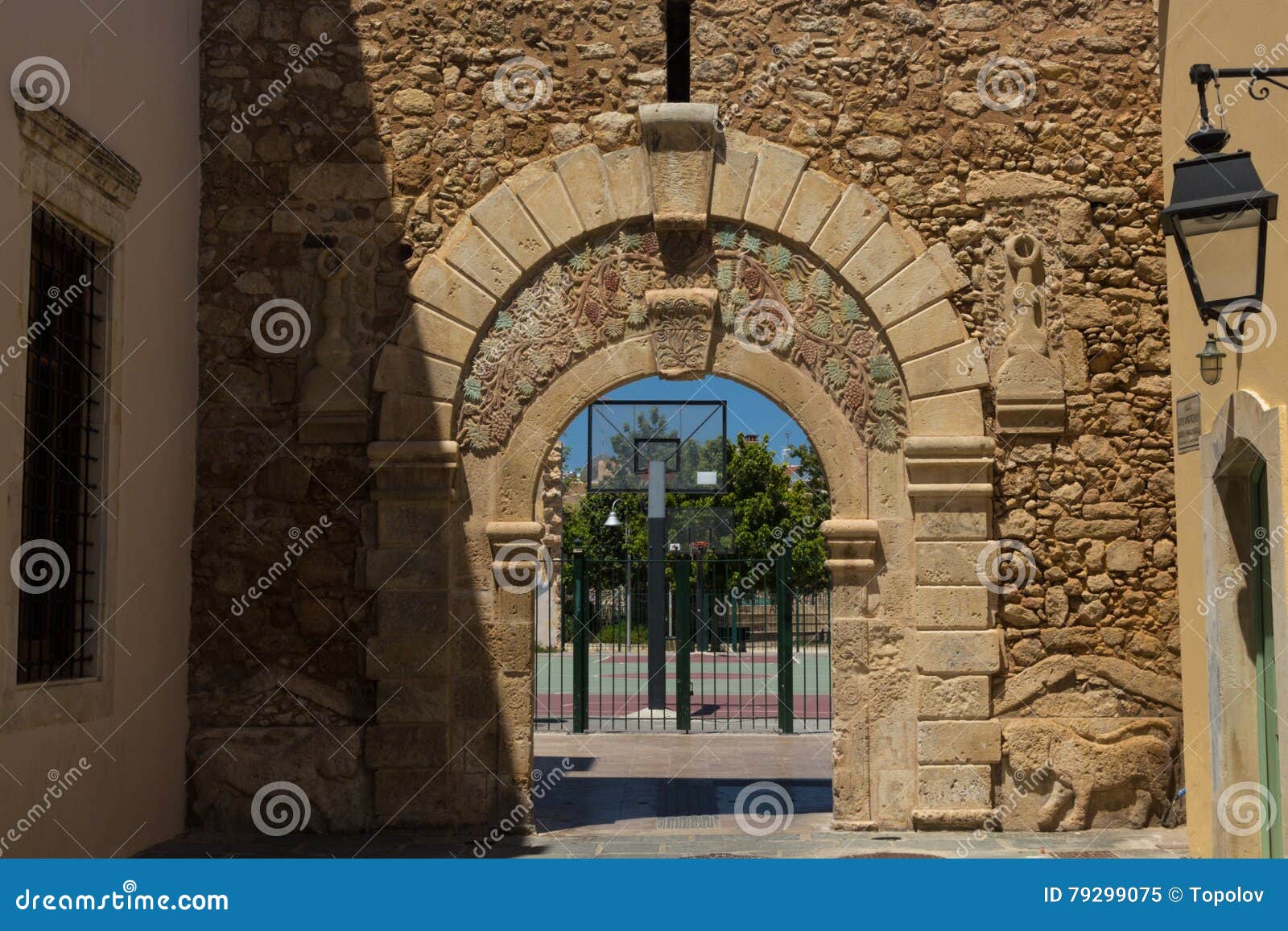 Mittelalterlicher Torbogen Auf Kreta Stockbild - Bild von sommer ...