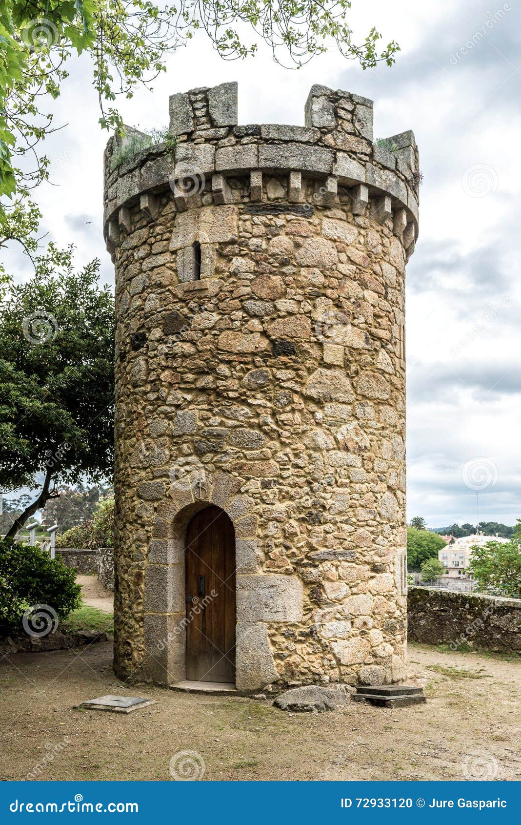 Mittelalterlicher Turm Oder Schloss in Santa Cruz, Spanien Stockfoto ...