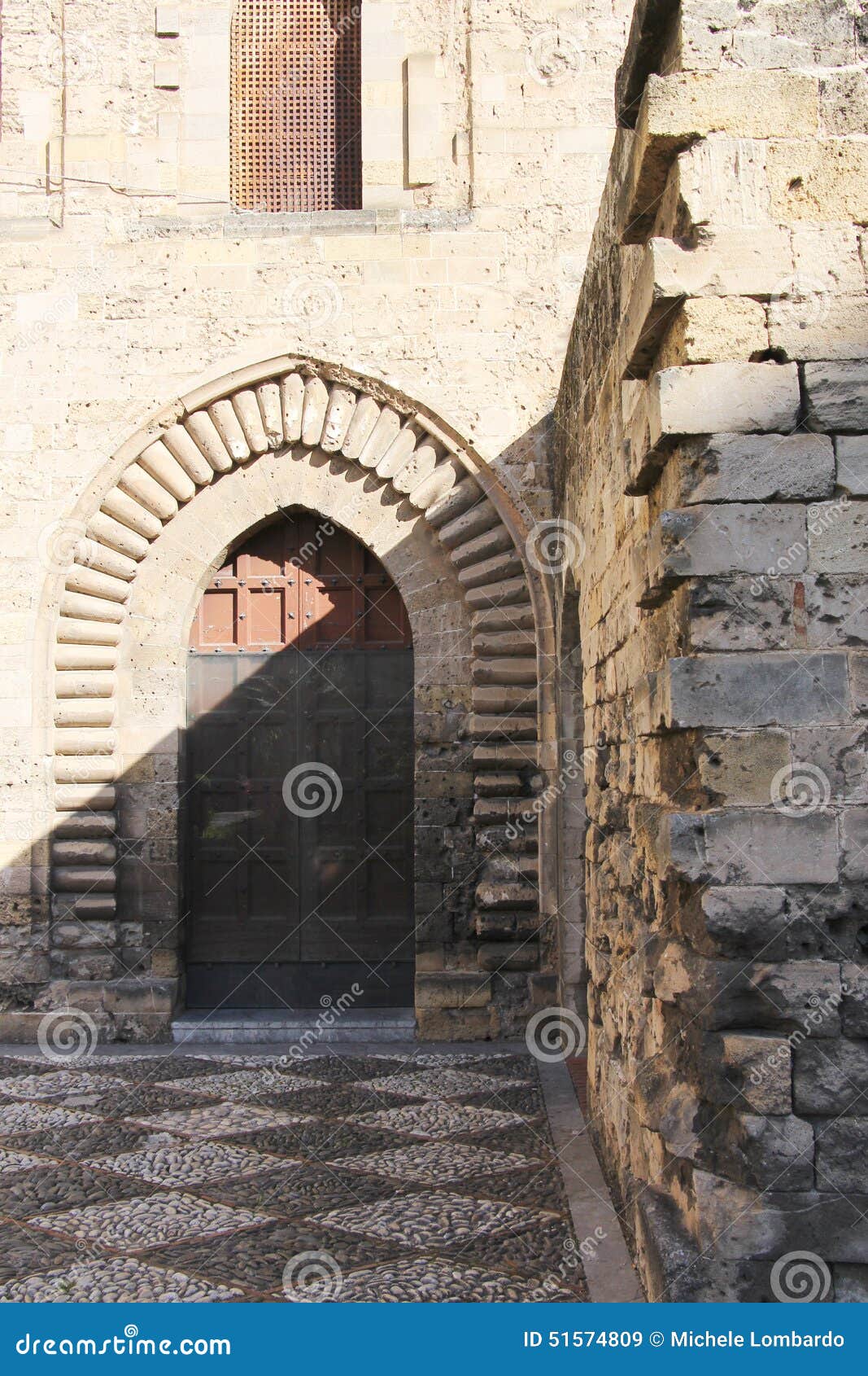 Mittelalterliches Portal Mit Spitzbogen, Palermo Stockbild - Bild von ...
