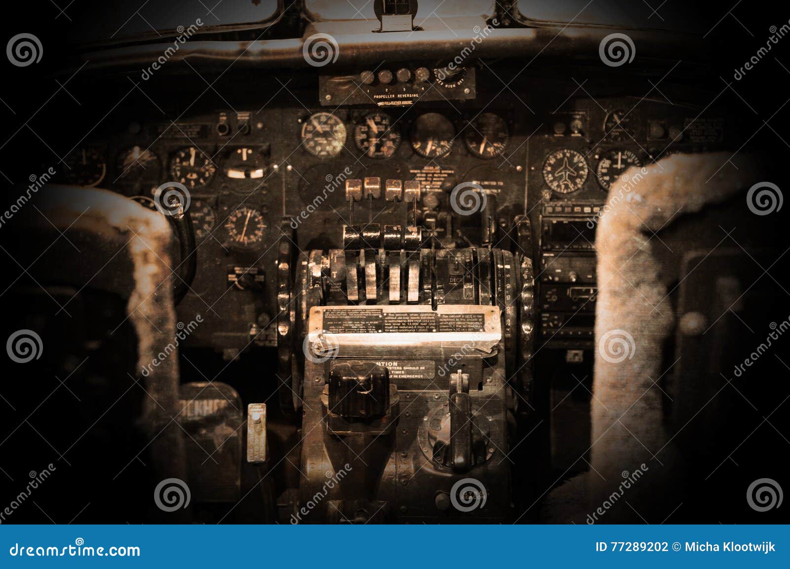 Mittelkonsole Und Drosseln Im Flugzeug Stockfoto - Bild von messen ...