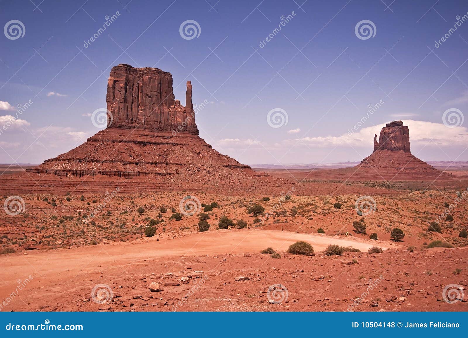 Mitten Do Leste Do Vale Do Monumento E O Ocidental Foto de Stock - Imagem de naturalize ...