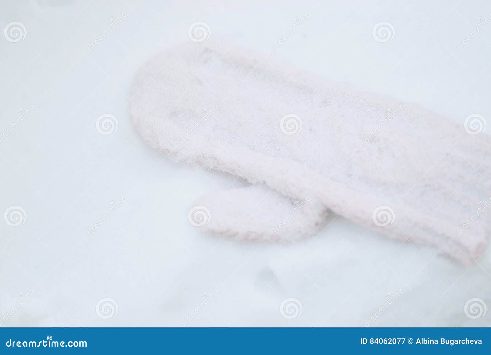 Mitten in snow stock image. Image of left, winter, forgotten - 84062077