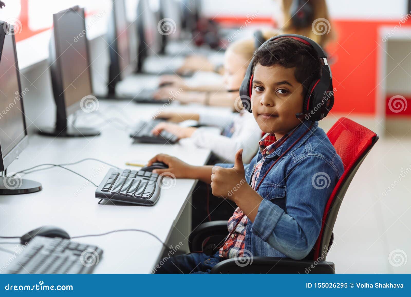 1,045 Group Elementary School Children Computer Class Stock Photos ...