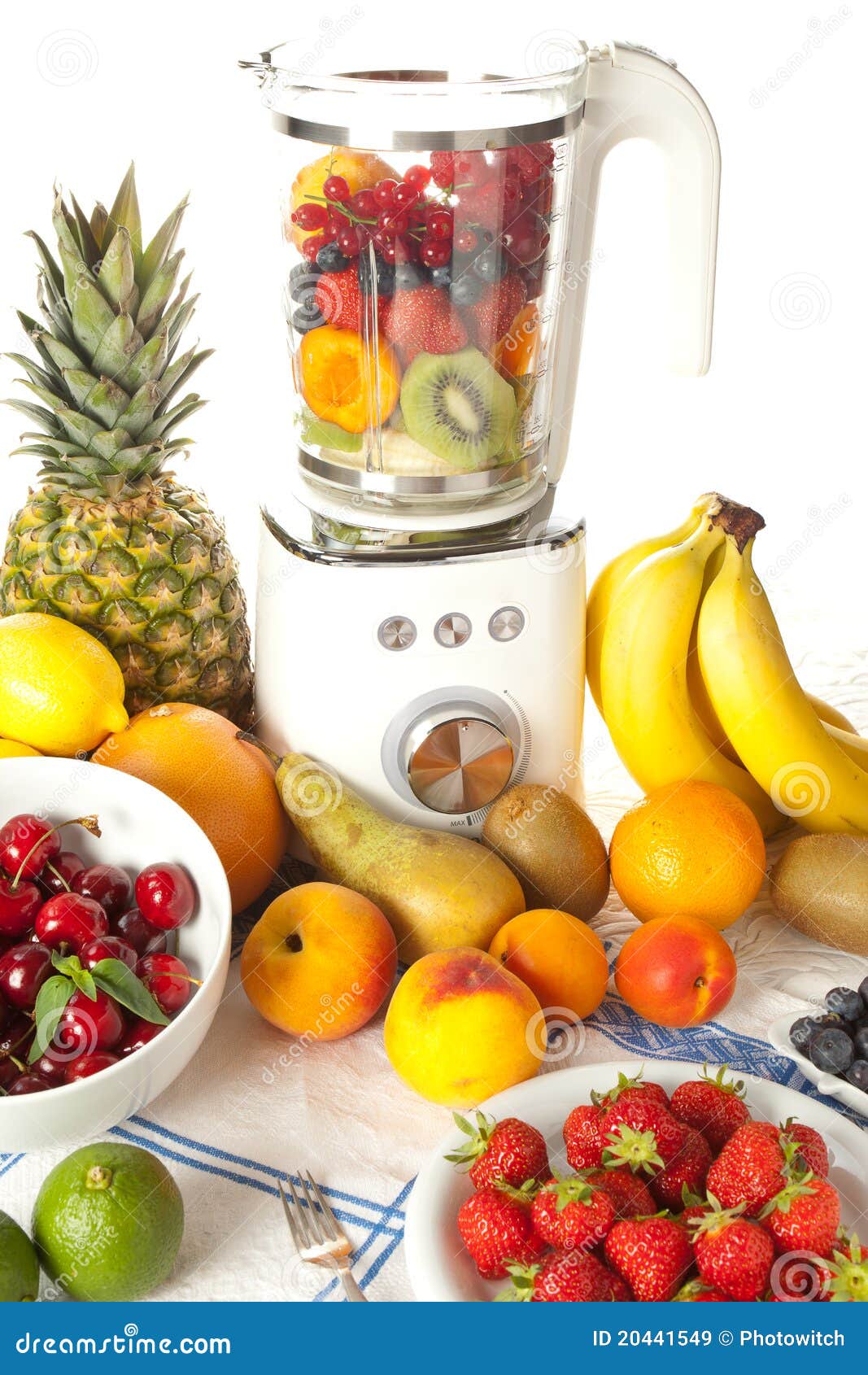 Mixer en fruit stock afbeelding. Image of versheid, rood - 20441549