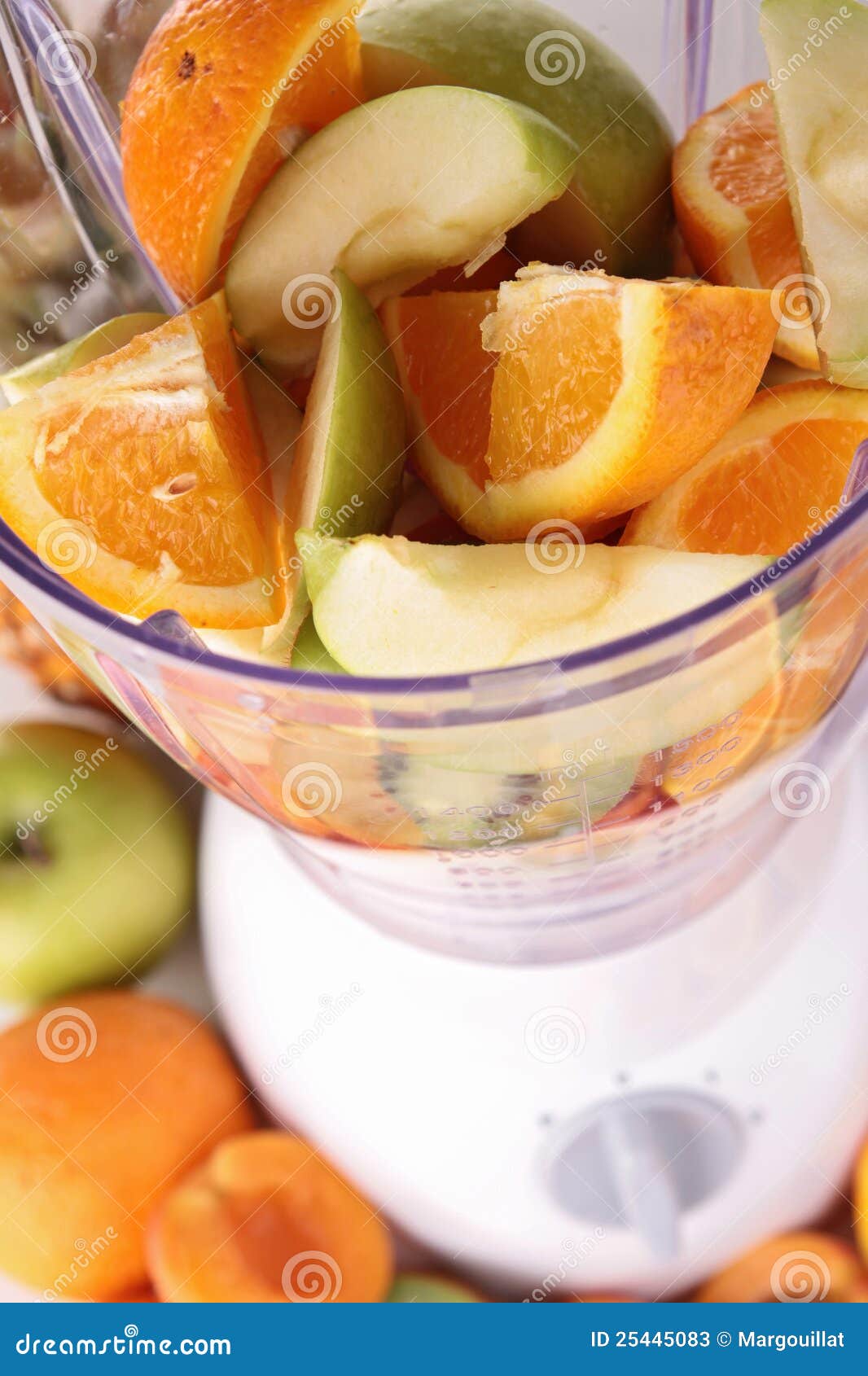 Mixer met fruit stock afbeelding. Image of verfrissing - 25445083