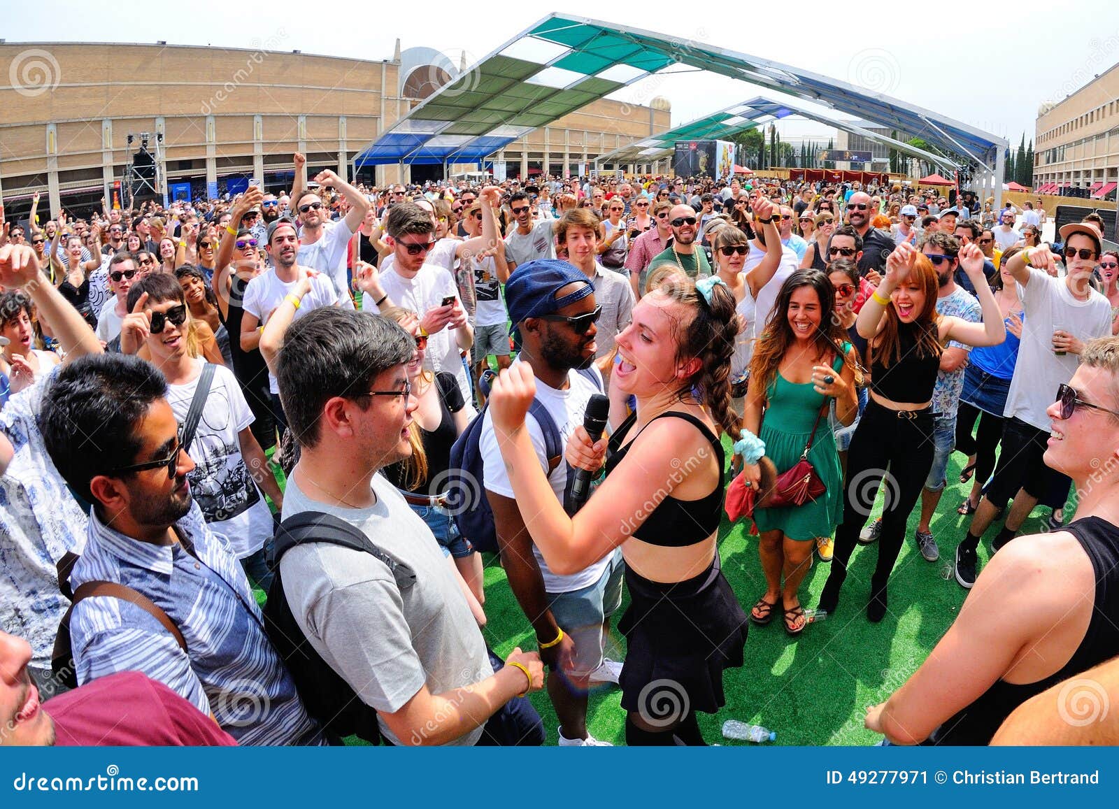 MO (Band) Singt in Der Menge am Sonar-Festival Redaktionelles Foto ...