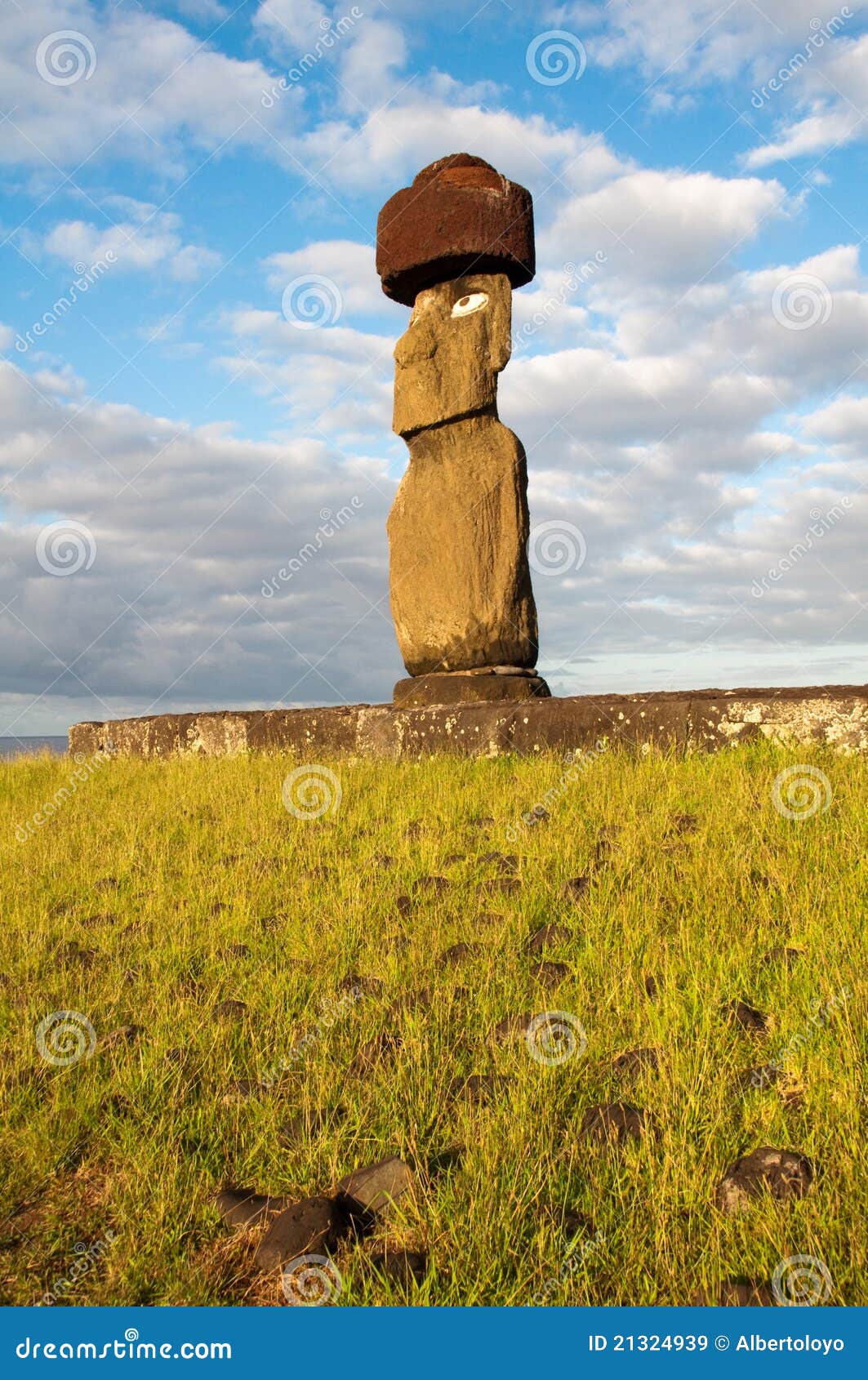 Moai En Tahai, Isla De Pascua (Chile) Imagen de archivo - Imagen de ...