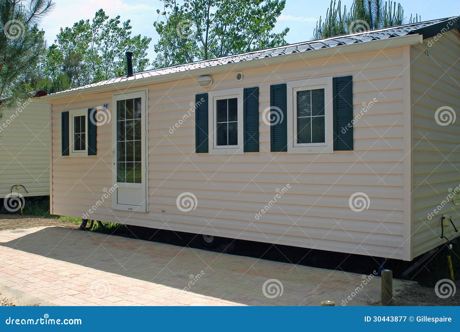 Mobil-Haus in Einem Campingplatz Stockbild - Bild von wohnwagen, gras ...