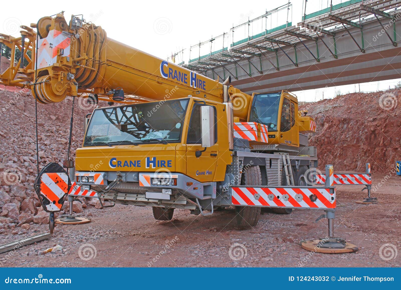 Mobil kran under en bro arkivfoto. Bild av lyfta, konstruktion - 124243032