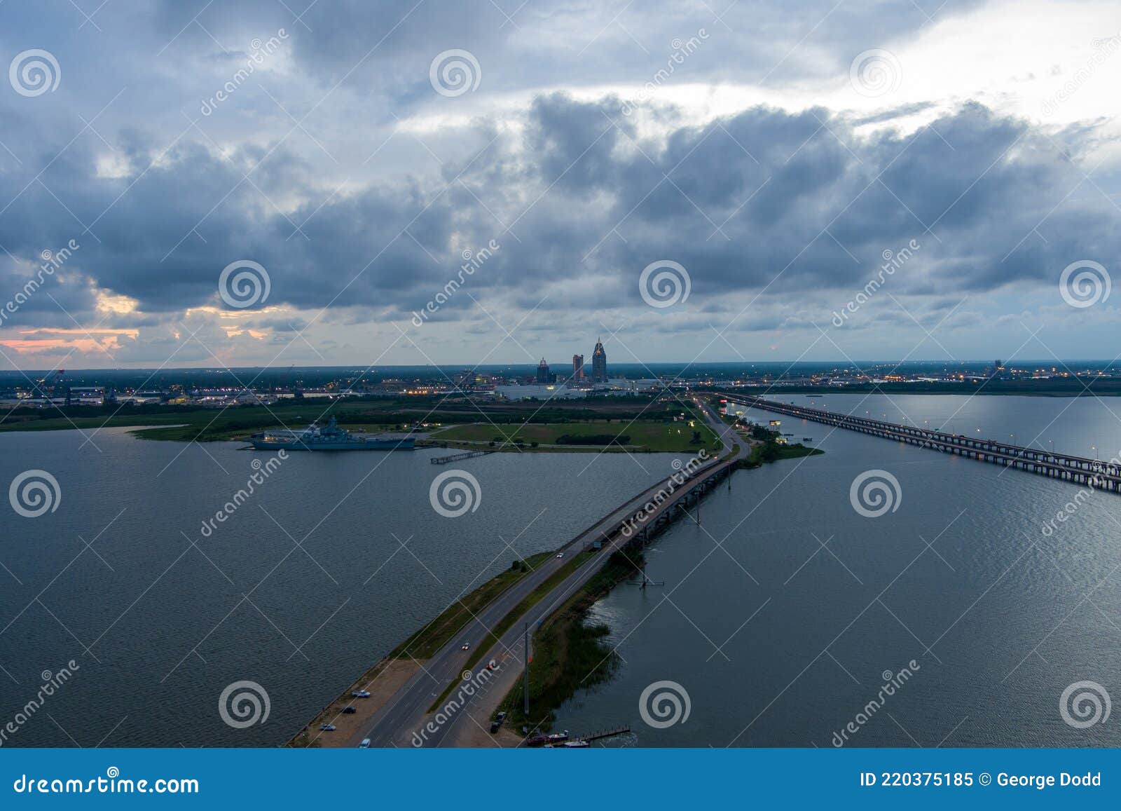 Mobile Bay Alabama Causeway and Skyline at Sunset Imagen de archivo ...
