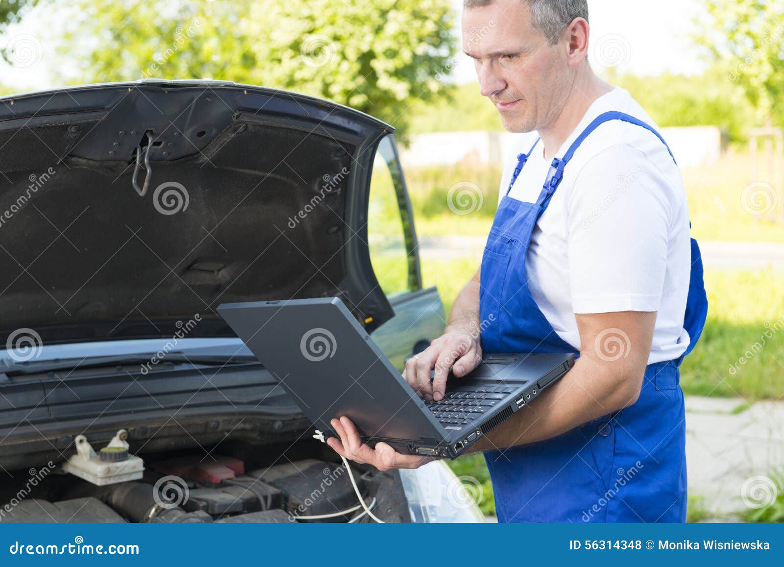 Mobile car assistance stock photo. Image of breakdown - 56314348