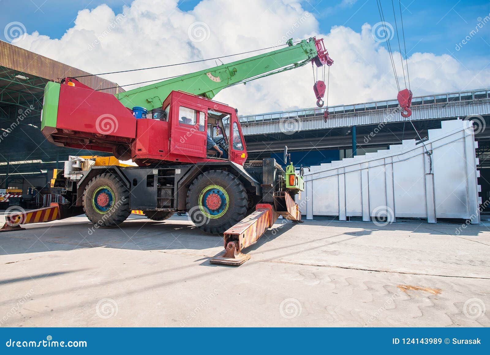 Mobile crane lifting editorial stock image. Image of lifter - 124143989