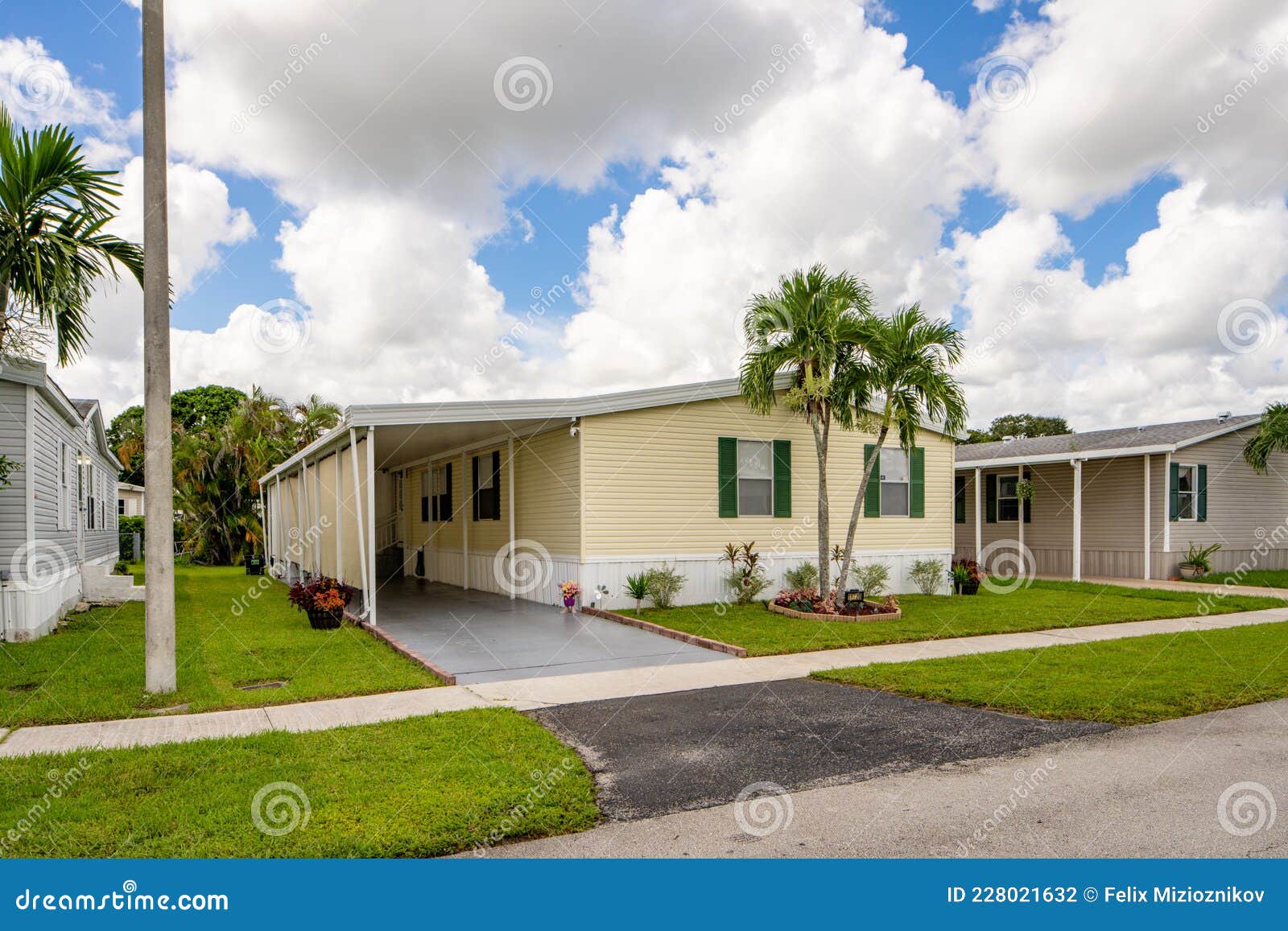 Mobile Homes in a Community Stock Photo - Image of homes, america ...