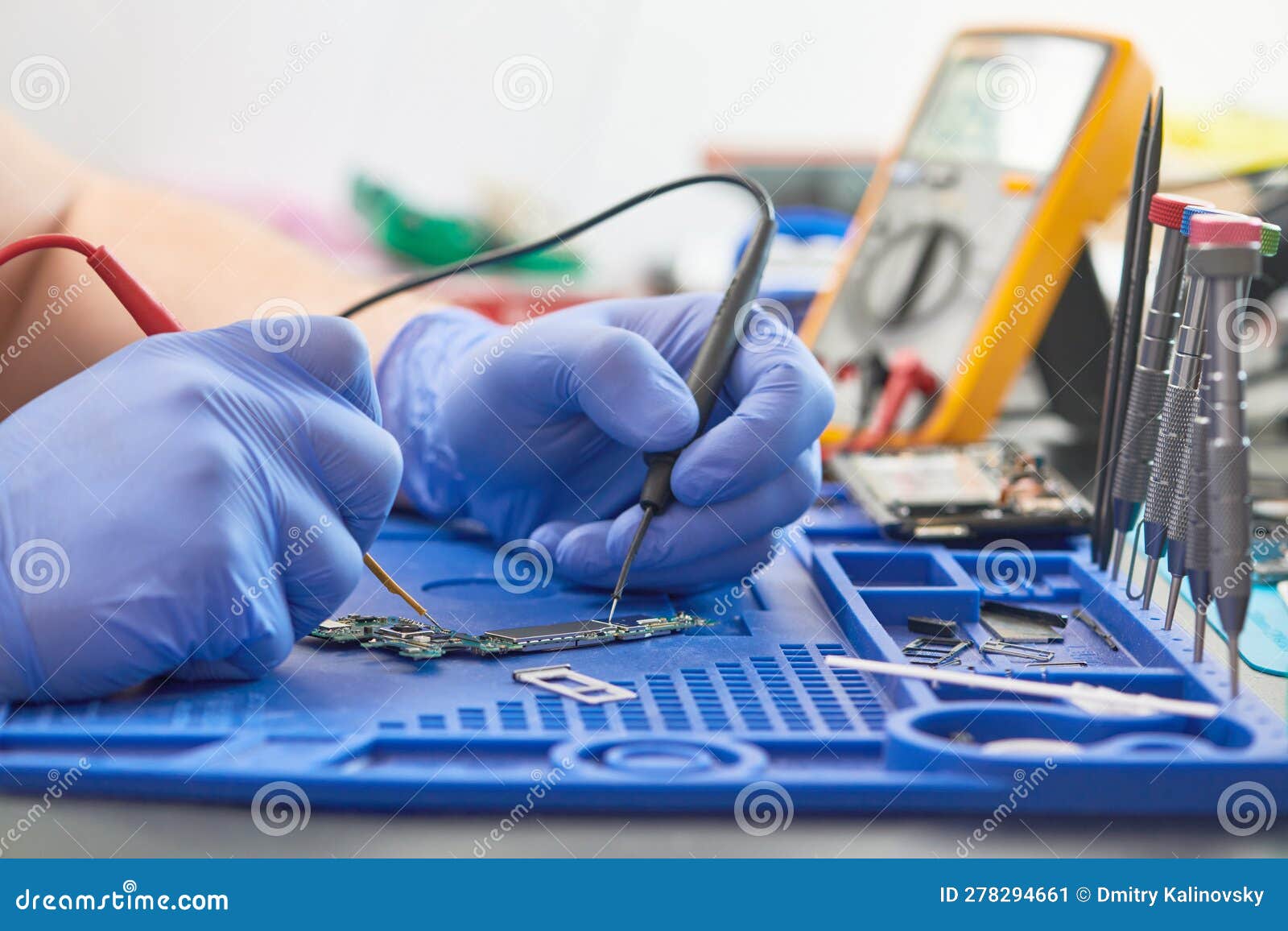 Mobile Phone Repair. Measuring the Current in a Electrical Circuit of ...