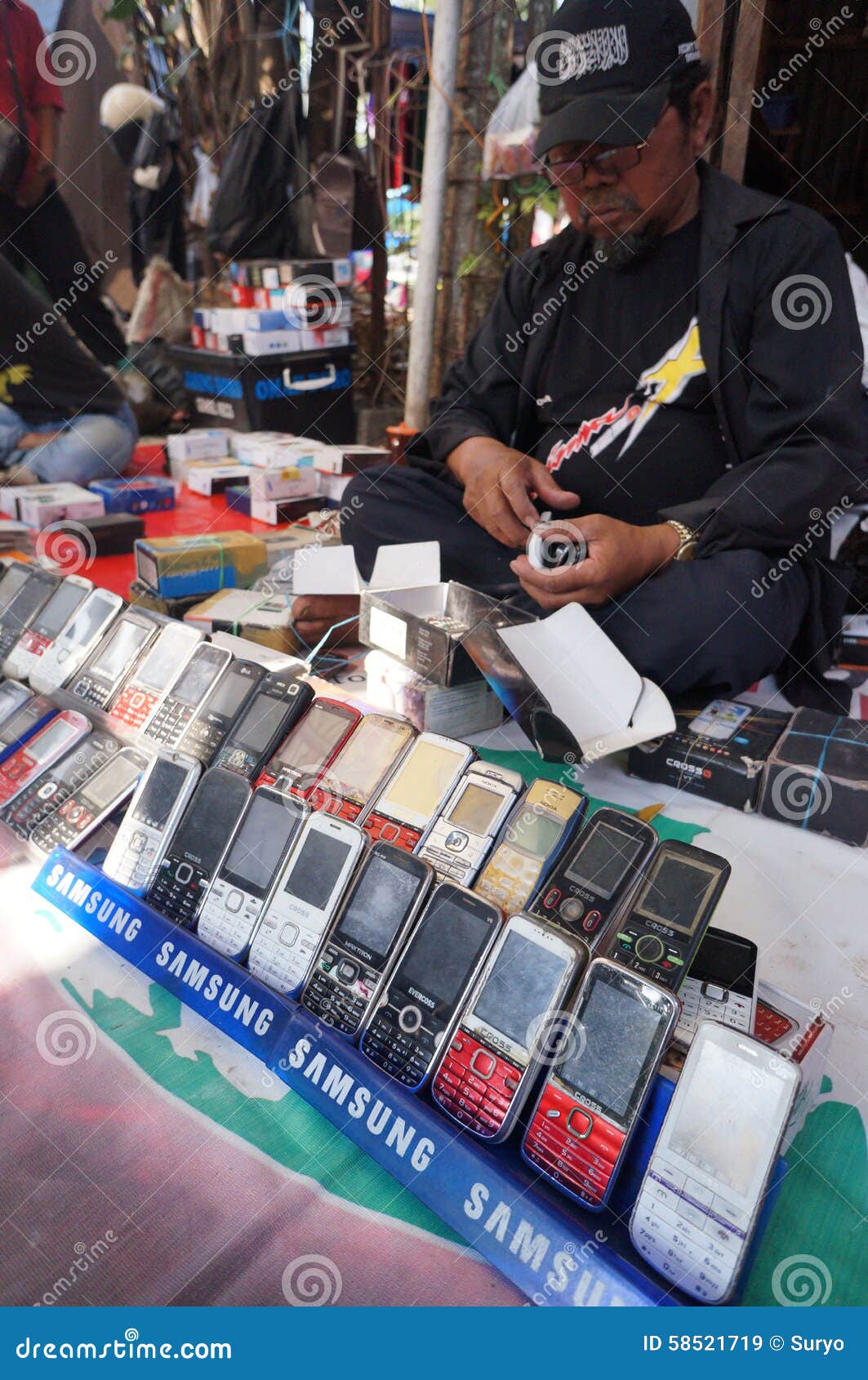 Mobile phone editorial stock image. Image of hand, traders - 58521719