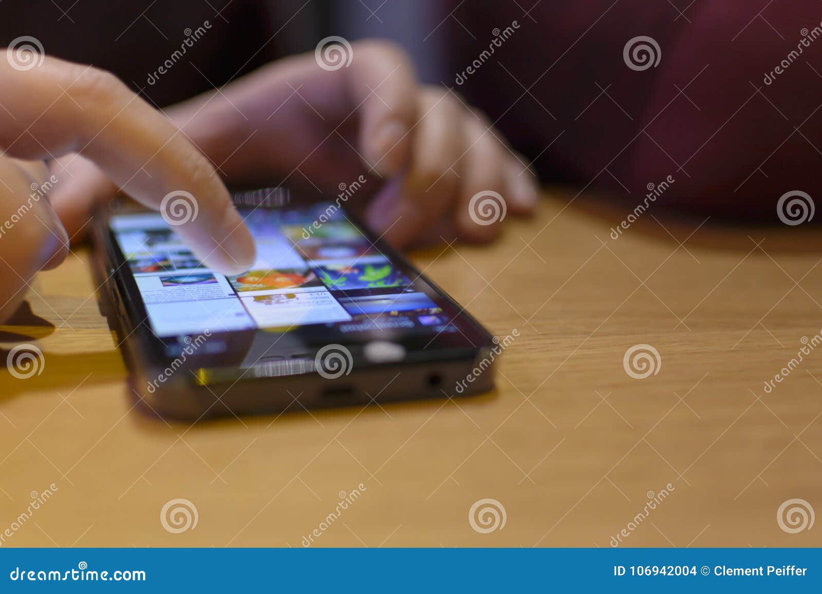 Mobile telefon surfing stock photo. Image of focus, search - 106942004