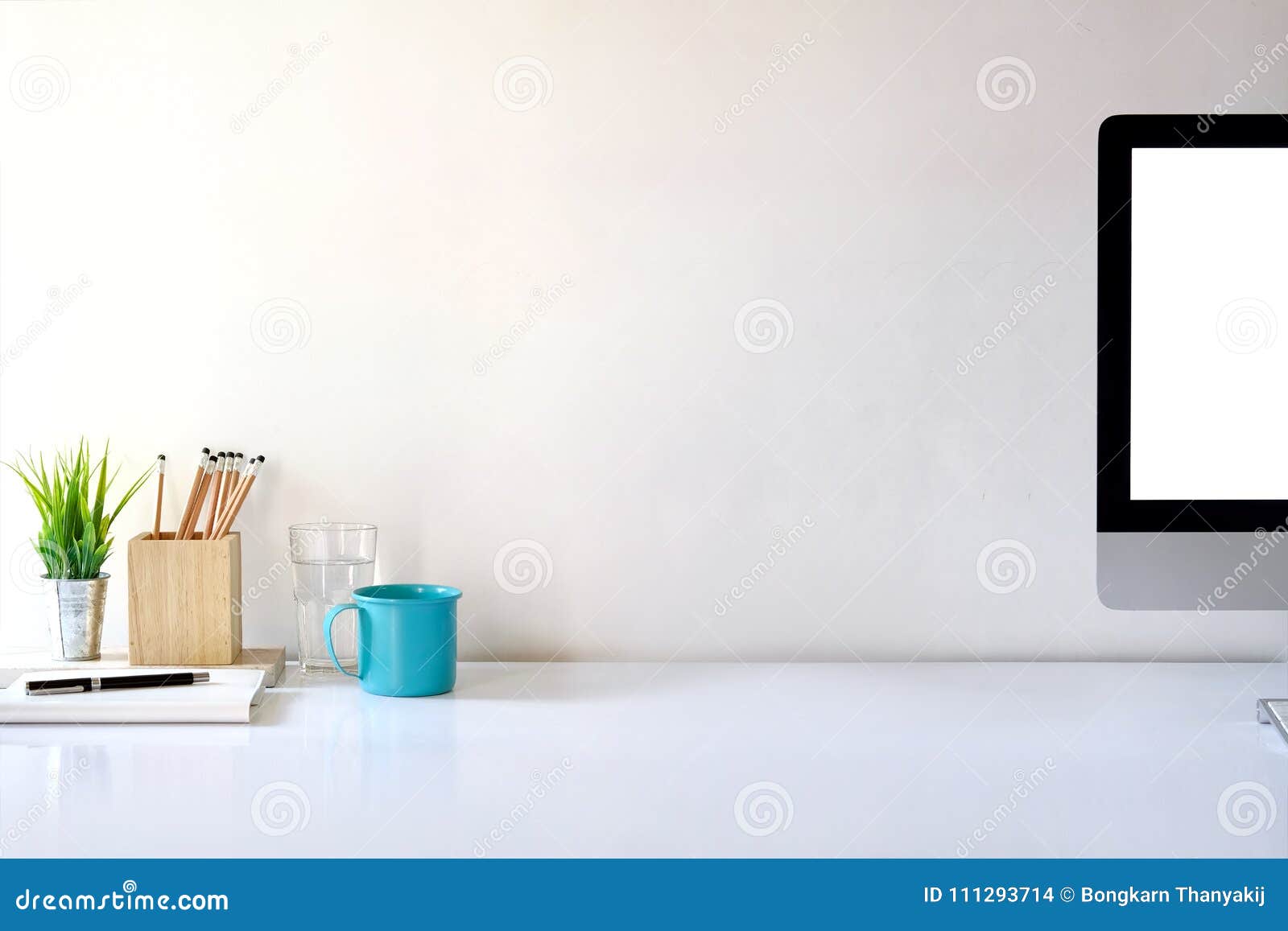 Mockup Desktop Computer Showing White Screen And Copy Space On Studio ...