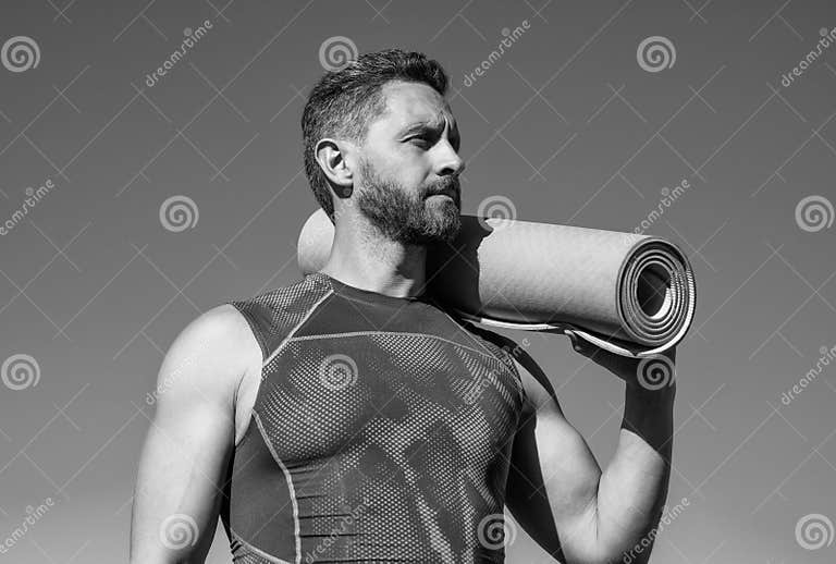 Moda Da Forma Física Masculina Desportista No Fundo Do Céu Atleta