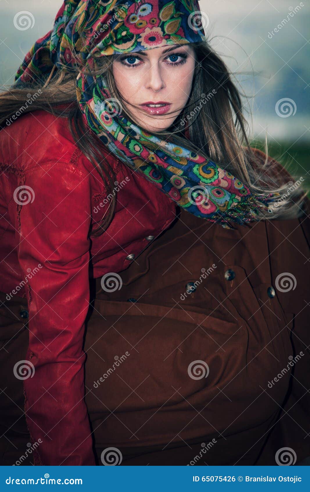Moda gitana del estilo foto de archivo. Imagen de chaqueta - 65075426
