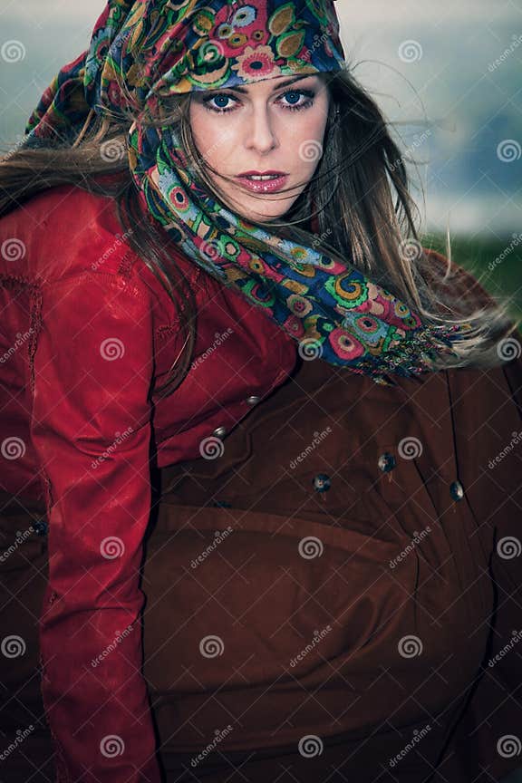 Moda gitana del estilo foto de archivo. Imagen de chaqueta - 65075426