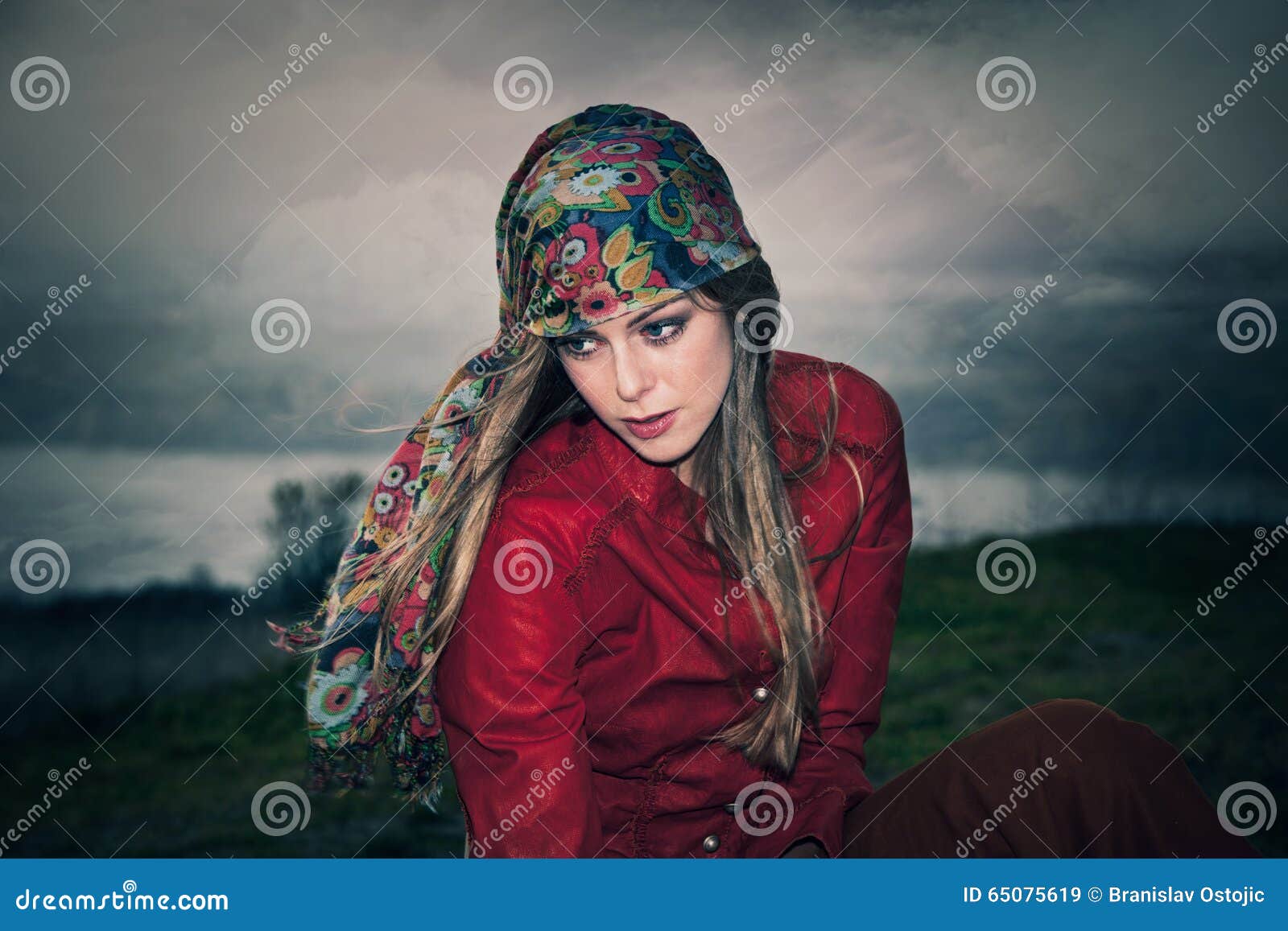 Moda gitana del estilo imagen de archivo. Imagen de hermoso - 65075619