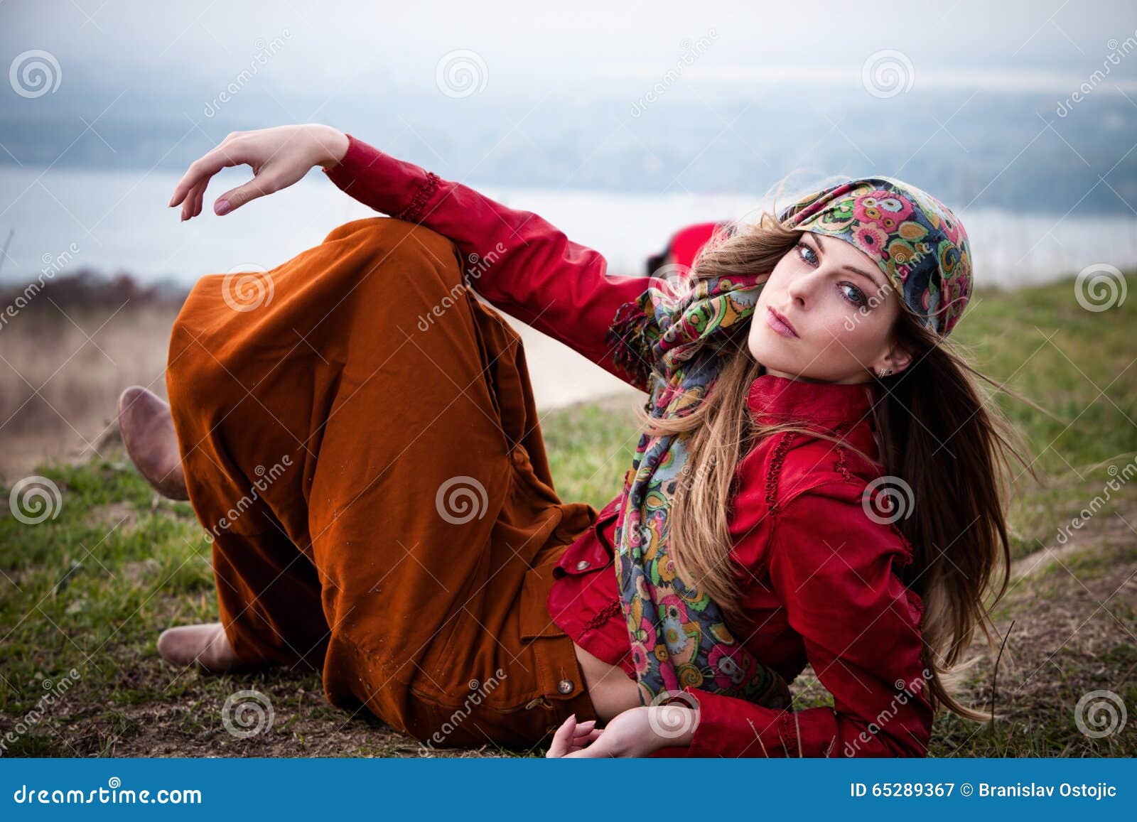 Moda gitana del estilo imagen de archivo. Imagen de modelo - 65289367