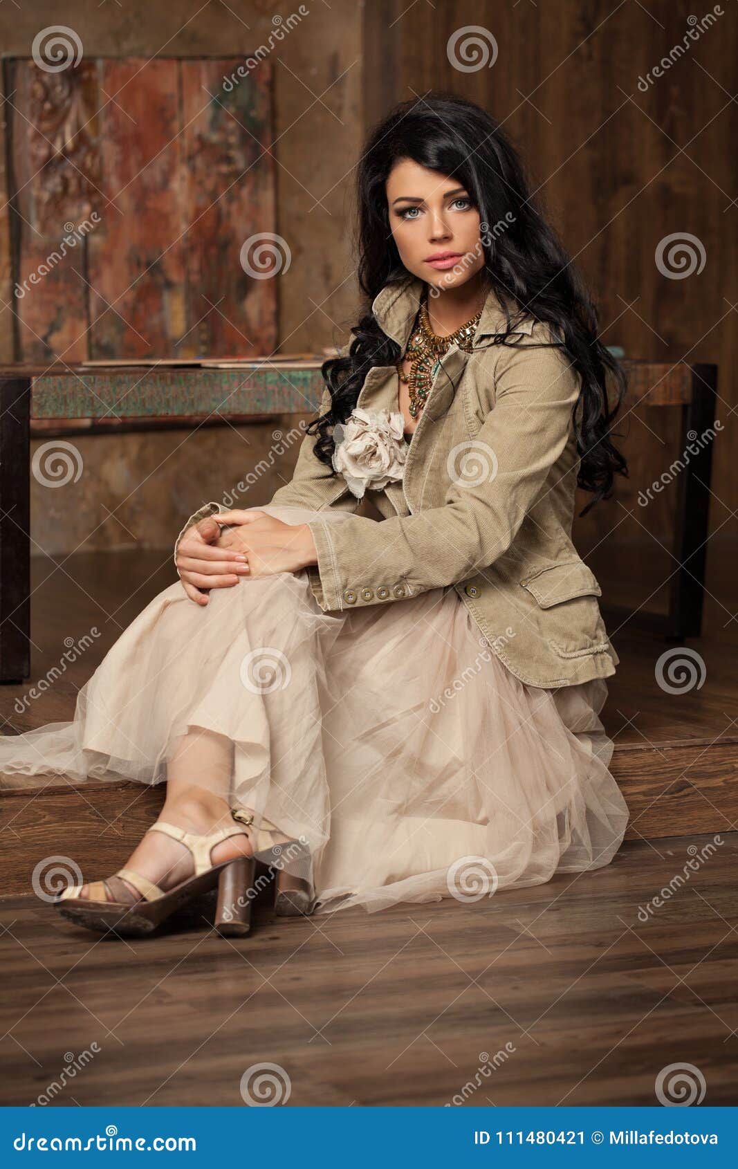 Moda Hermosa Wearing Stylish Jacket Modelo Moreno Imagen de archivo ...