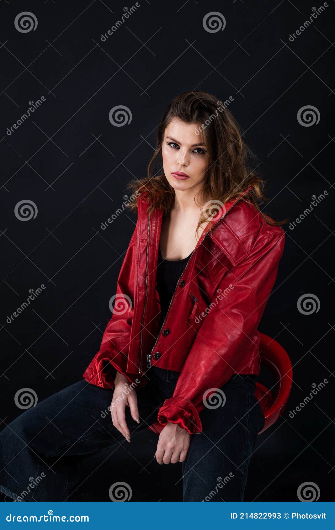 Moda Mujer Desgaste Chaqueta De Cuero Rojo Moda Imagen de archivo ...