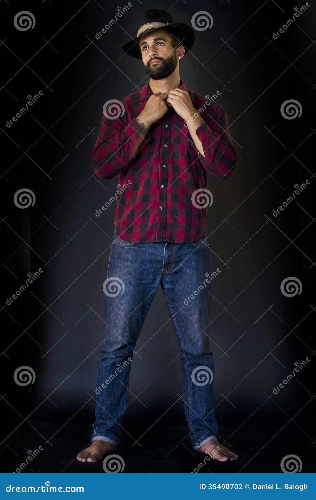 Moda Que Modela En Vaqueros Y Un Sombrero Foto de archivo - Imagen de ...