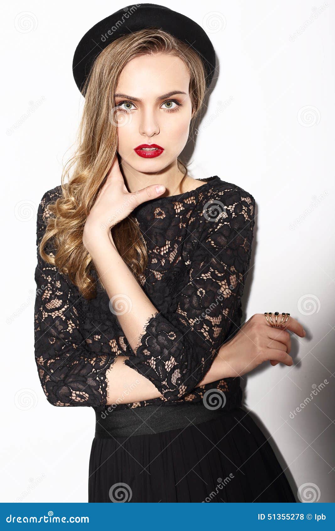 Mode Mannequin Chic Dans Lacy Blouse Foncé Photo stock - Image du ...