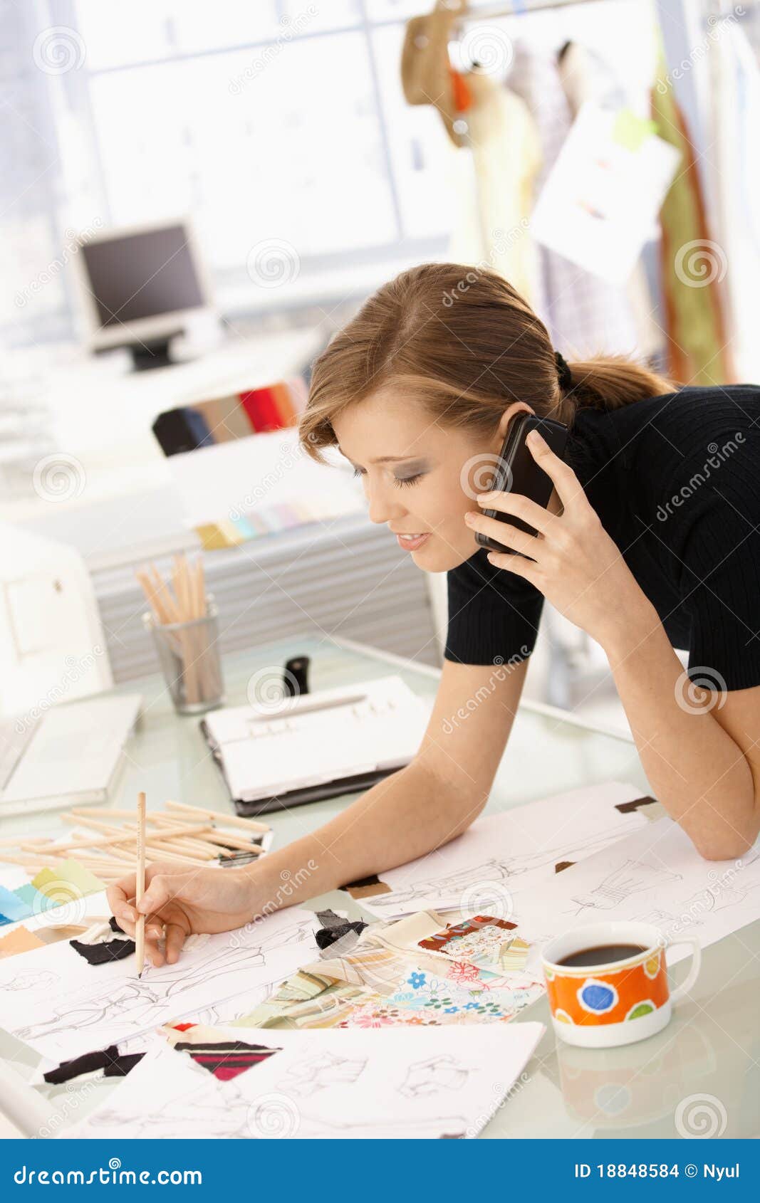 Modedesigner Bei Der Arbeit Stockfoto - Bild von konzipieren, kleidung ...