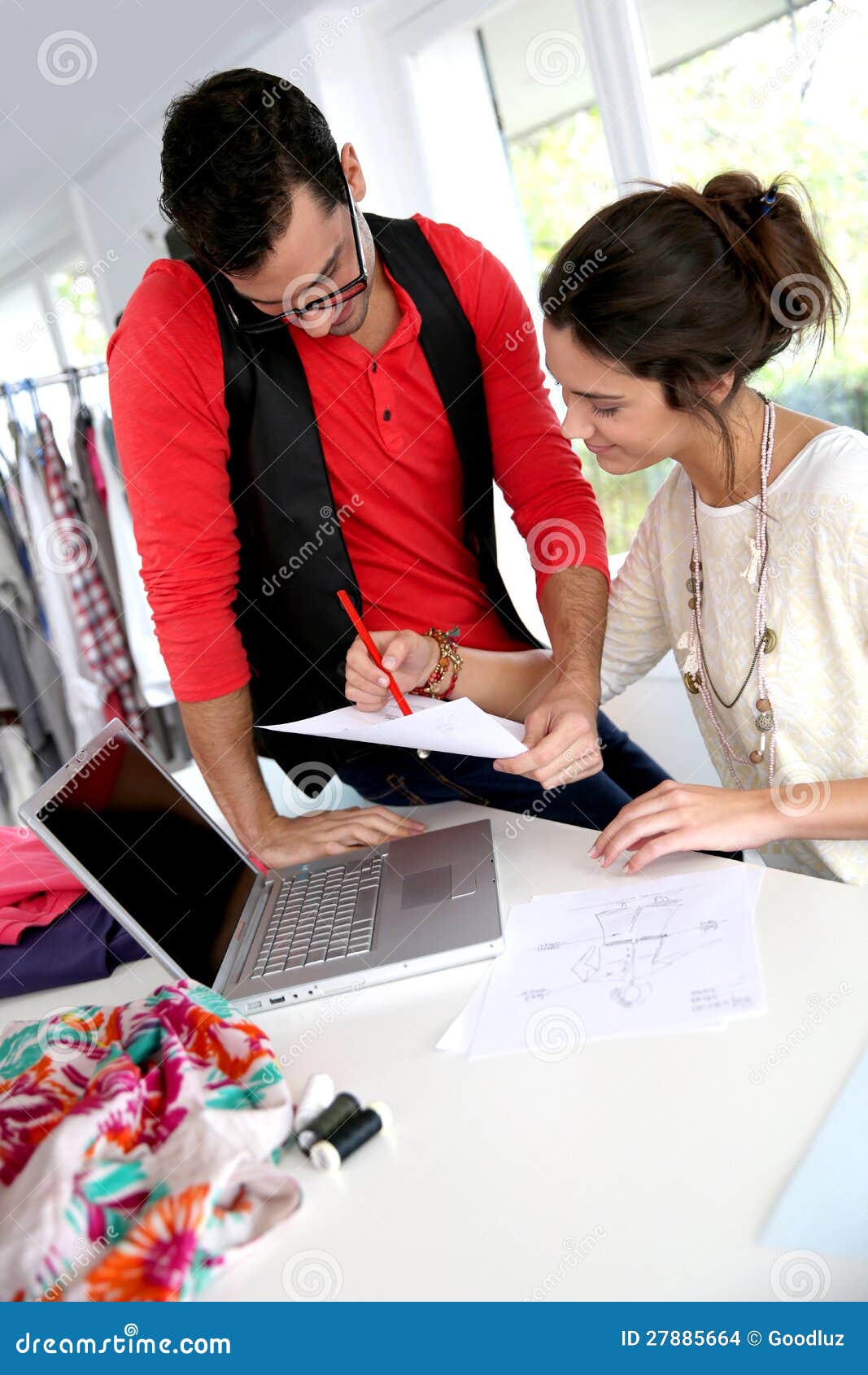 Modedesigner Bei Der Arbeit Stockfoto - Bild von auslegung, modisch ...