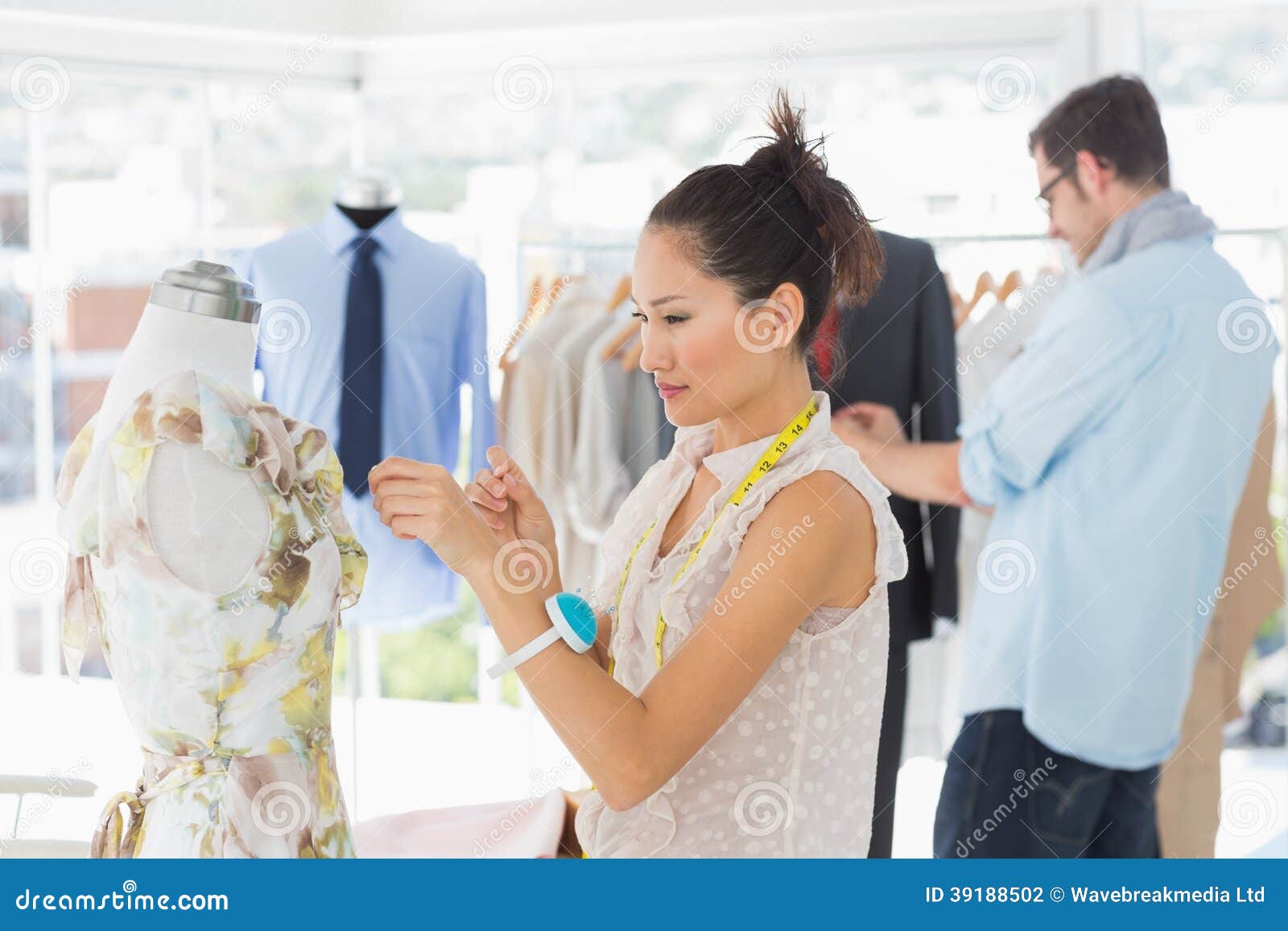 Modedesigner Bei Der Arbeit Im Hellen Studio Stockfoto - Bild von frau ...