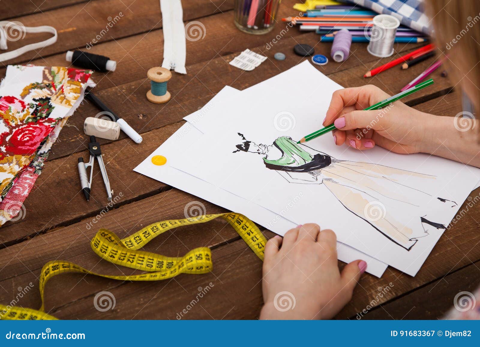 Modedesigner, Der Neue Modelle Von Kleidung Zeichnet Stockbild - Bild ...